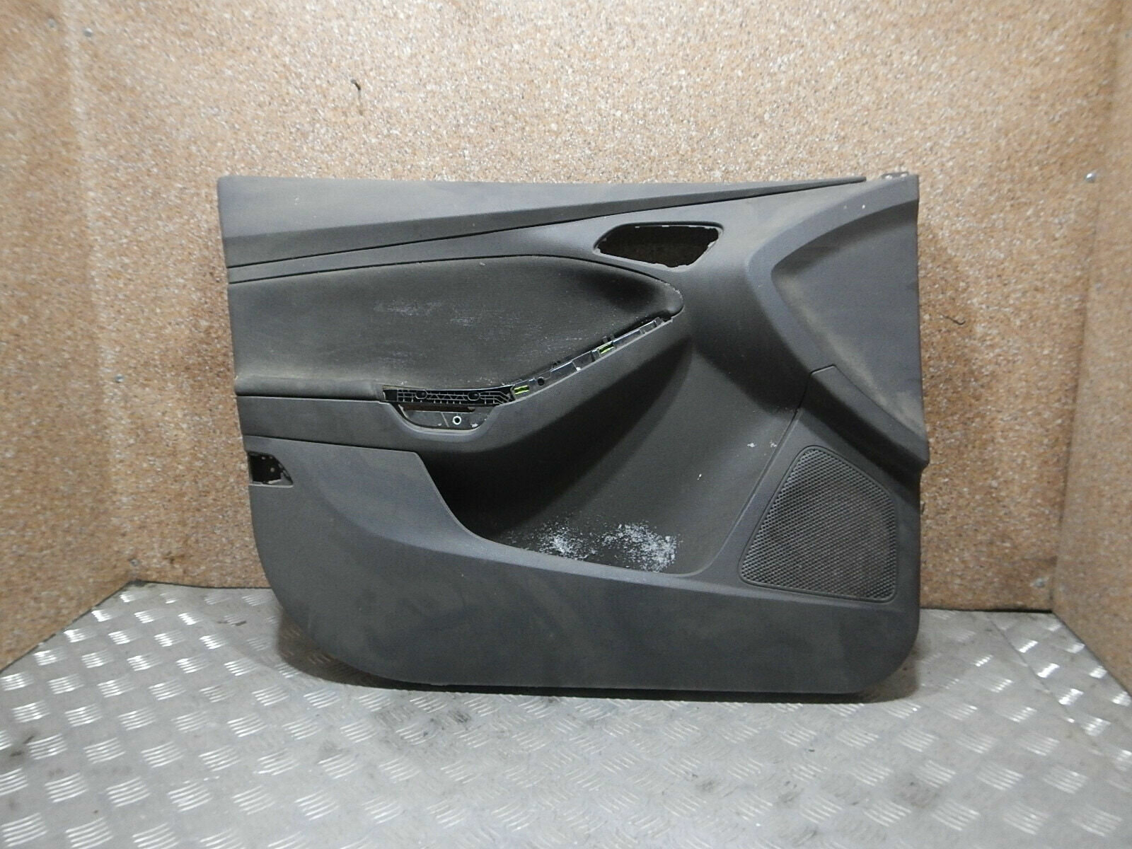 Б/У Обшивка двери передней левой, Ford (Форд)-FOCUS 3 (11-) FORD FOCUS 3 (11-19) царапины 290275 FORD арт. BM51A23943