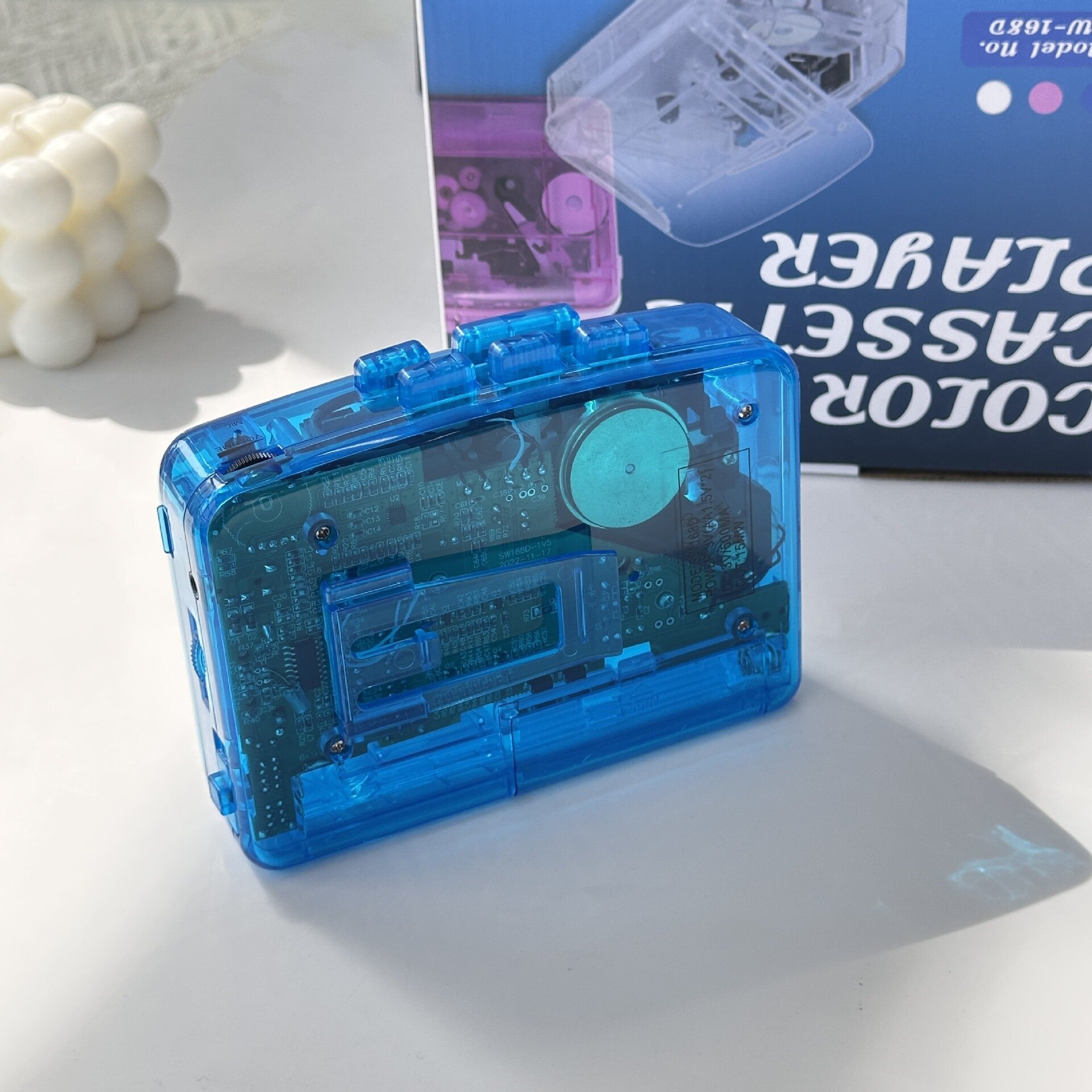 Кассетный плеер. Также может быть записан. радио. Двухрежимный источник питания. 12.5x4.5x9 cm.