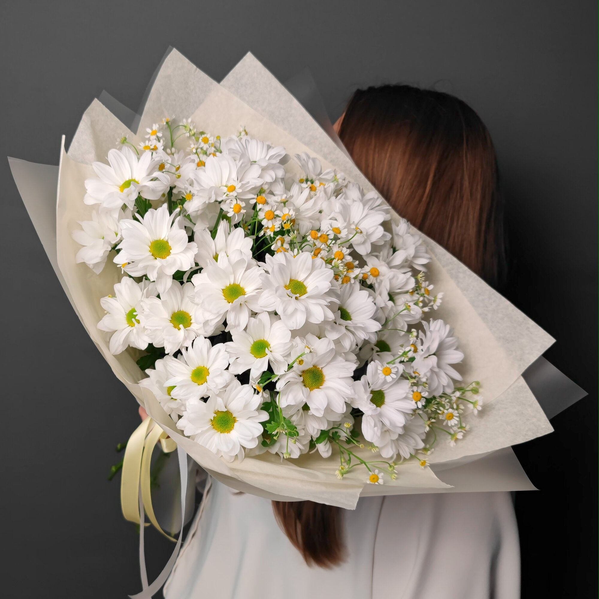 Букет Цветы & Шары "Хризантема ромашка", каскадный, 50 см, 3 цветка, L размер
