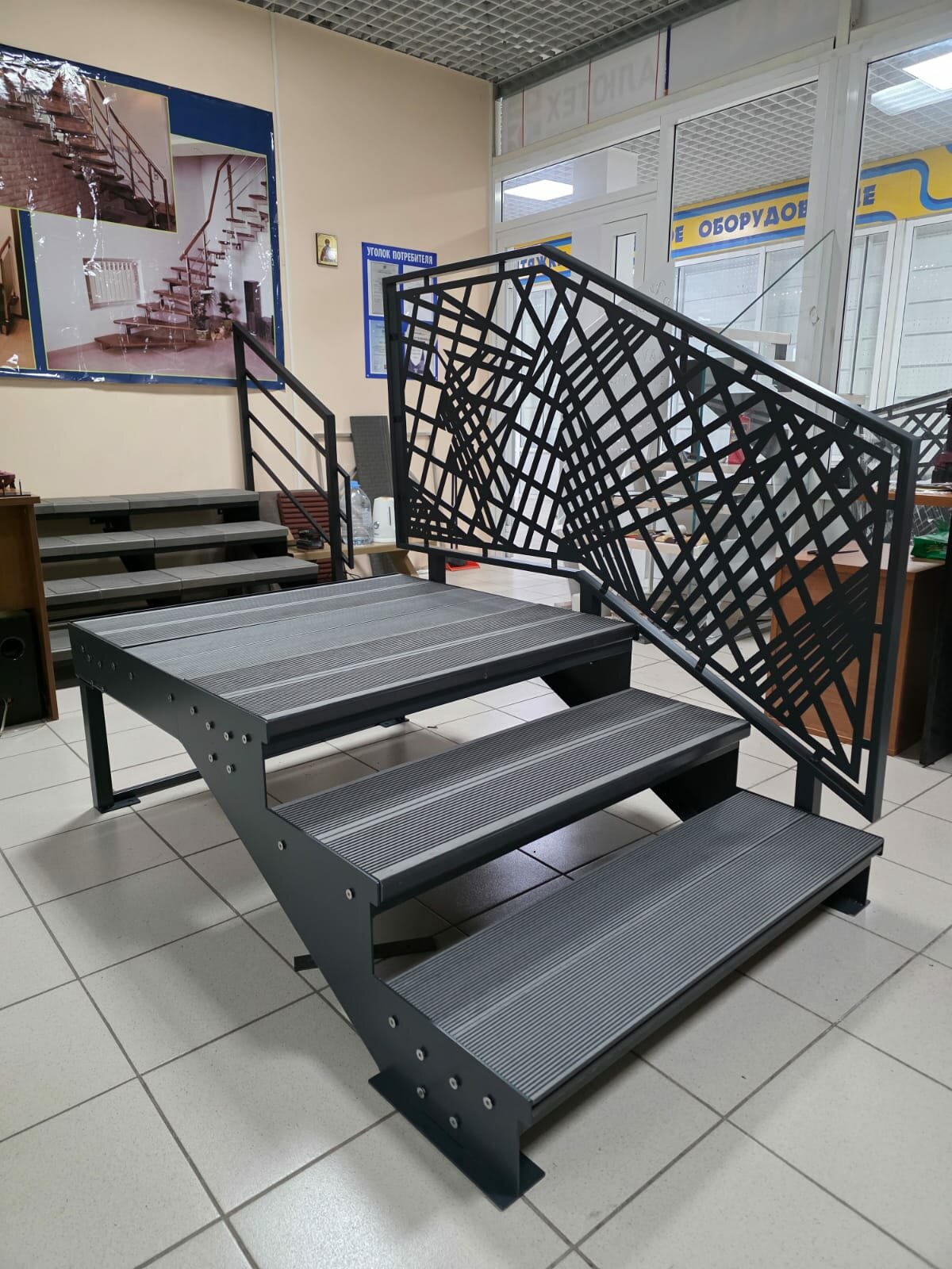 Лестница 3 ступени с площадкой , с ДПК, перила "лазерная резка"справа, ширина 1м, Высота 45см.