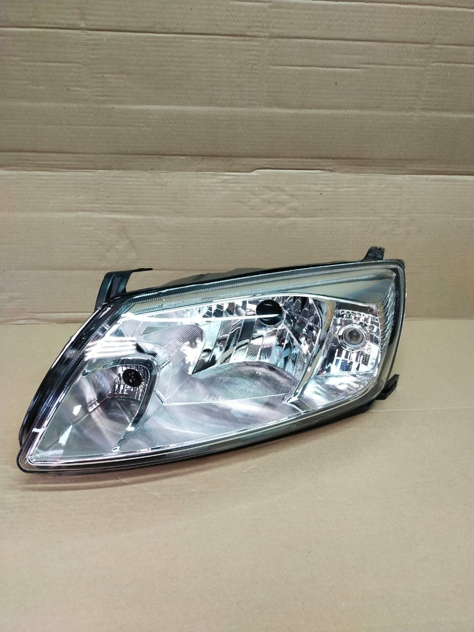 Передняя фара овальная левая Лада Гранта 2190, цвет товара черный