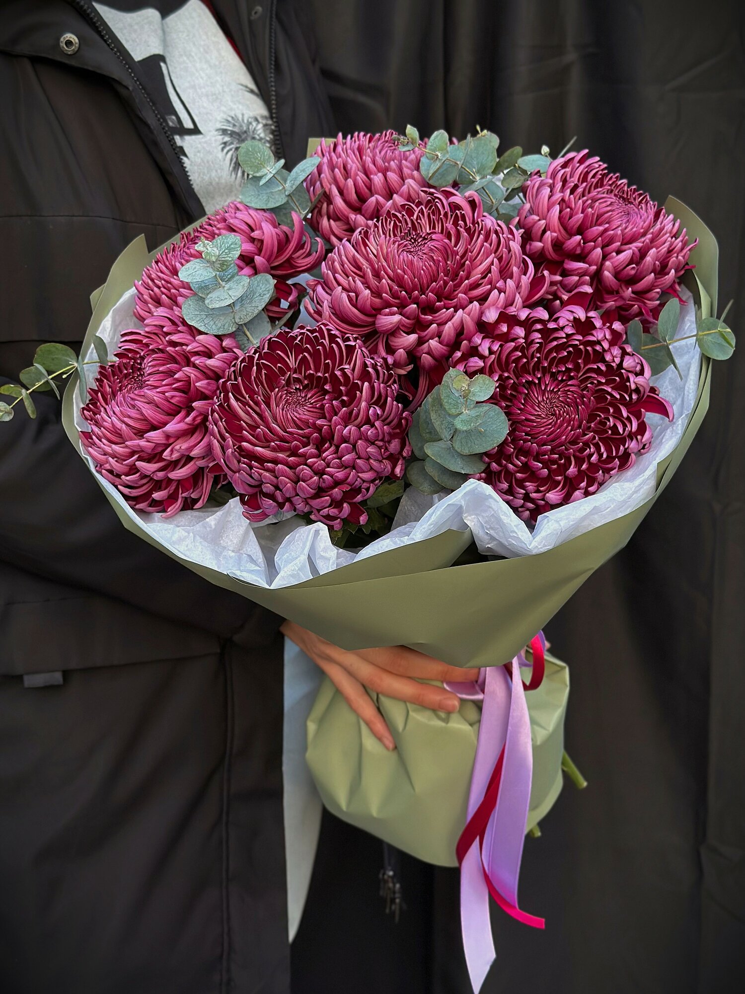 Монобукет хризантемы Бигуди винного цвета с эвкалиптом, 7 шт.