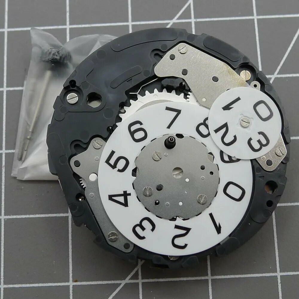 Кварцевый механизм Miyota 6S50 с датой на 12 и малой секундной стрелкой на 3 6 9