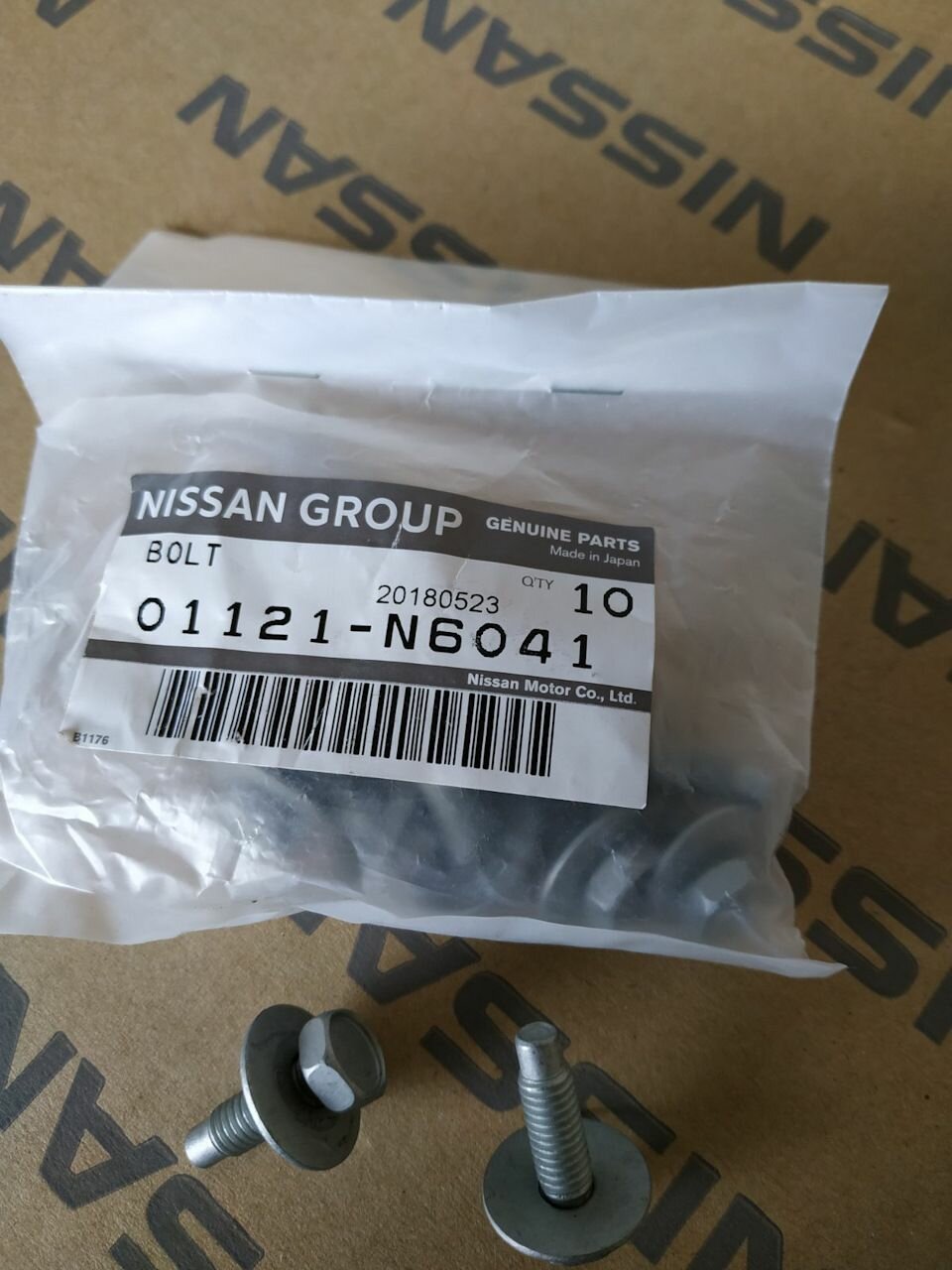 Болт с шайбой 1шт. оригинал NISSAN OEM-номер 01121N6041 , 01121-N6041 .