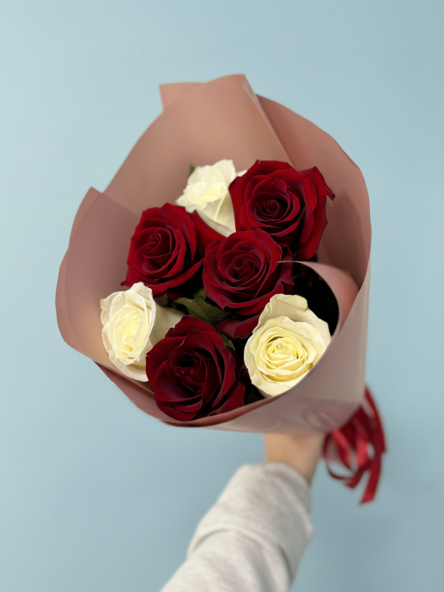 Букет из 7 красно-белых роз в упаковке, монобукет, 50 см | Турбофлора