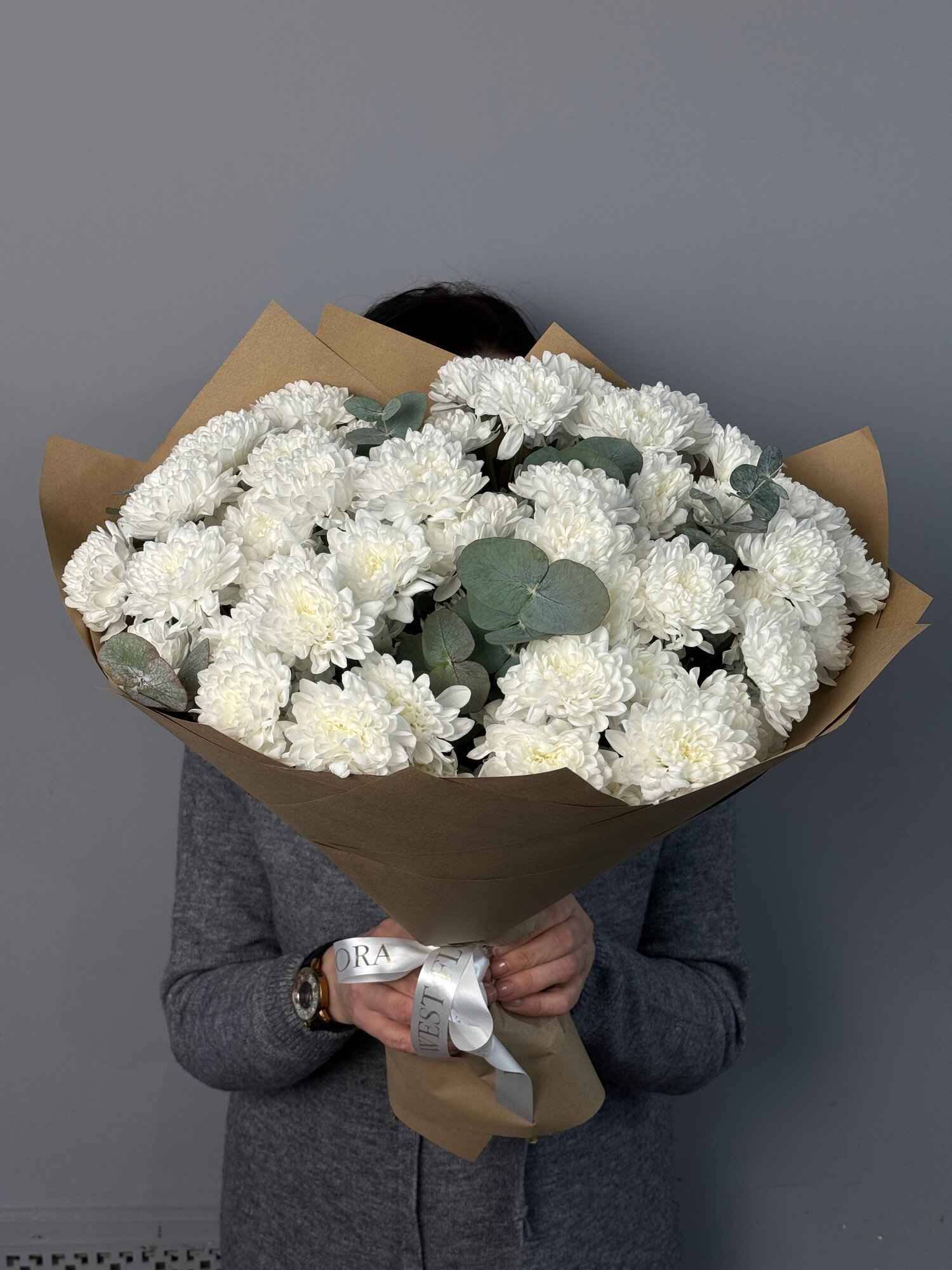 WEST FLORA Белоснежное сияние: букет из хризантем и эвкалипта – купить с доставкой