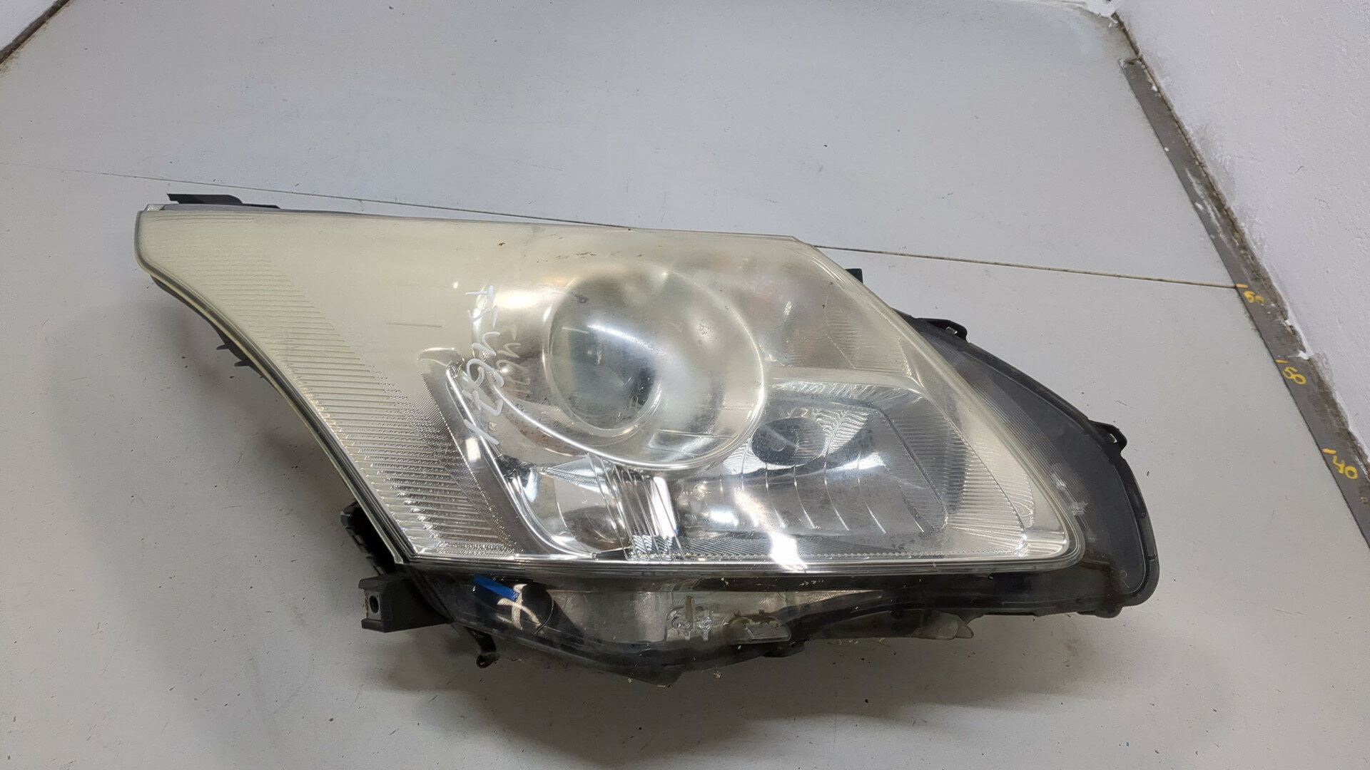 Фара (передняя) правая Toyota Avensis 3 Б/У