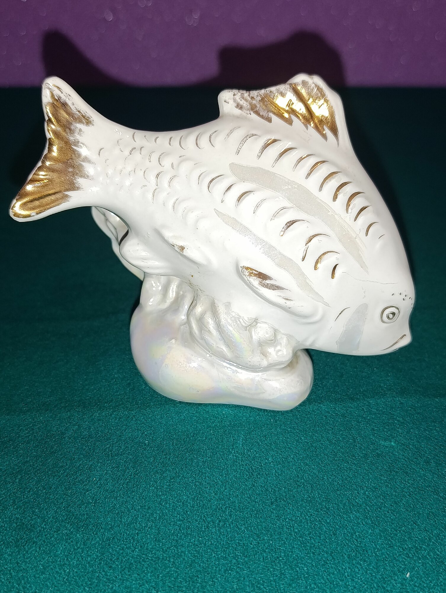 Статуэтка "Рыба-карп", скульптор П. М. Кожин, фарфор, роспись, золочение, Дулевский фарфоровый завод (Дулёво), СССР. редкая