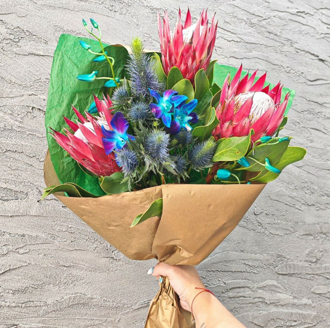 Элегантный букет из протеи, эрингиум, синих орхидей дендробиум