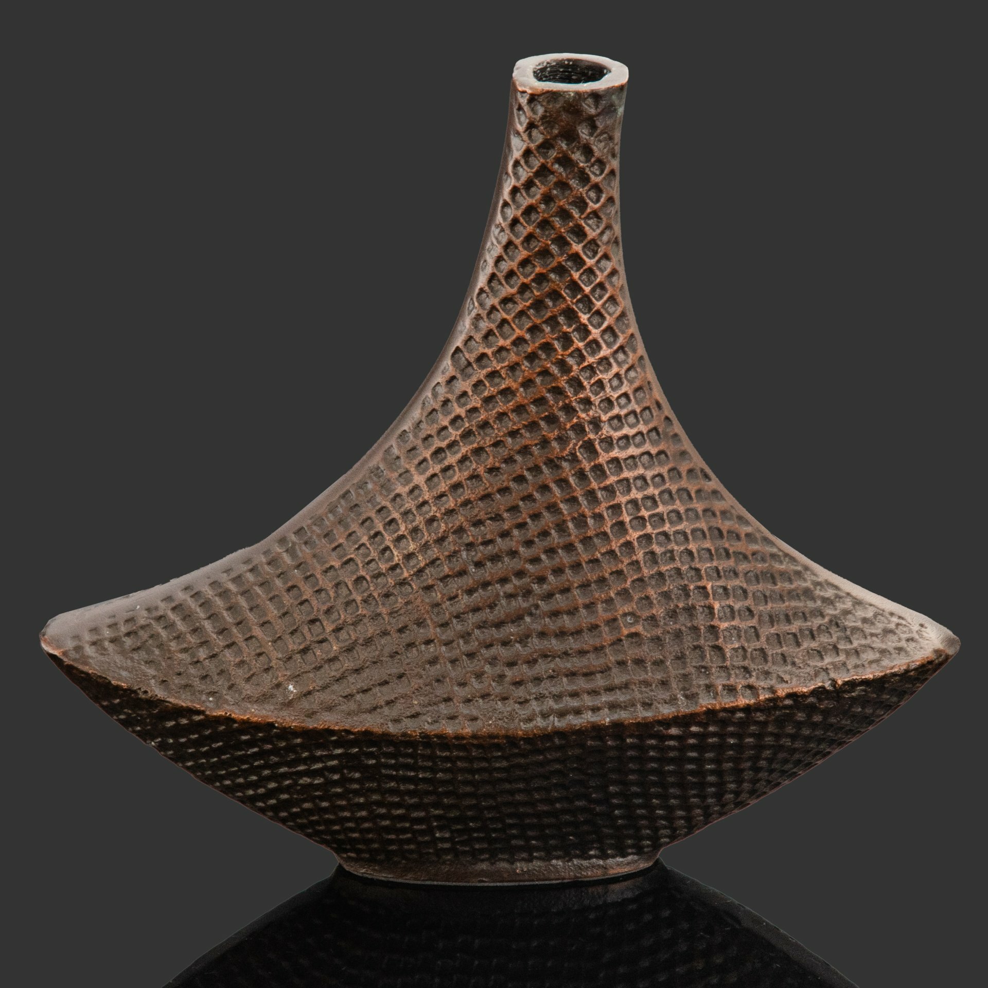 Ваза декоративная (сосуд) необычной формы с рельефным декором, металл, сплав