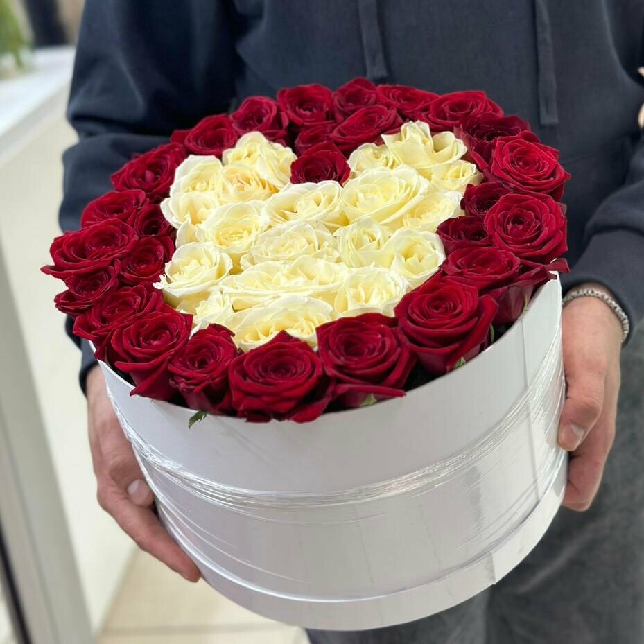 Букет из красных и белых роз сердце в шляпной коробке, красивый букет цветов, шикарный, премиум цветы, премиум букет