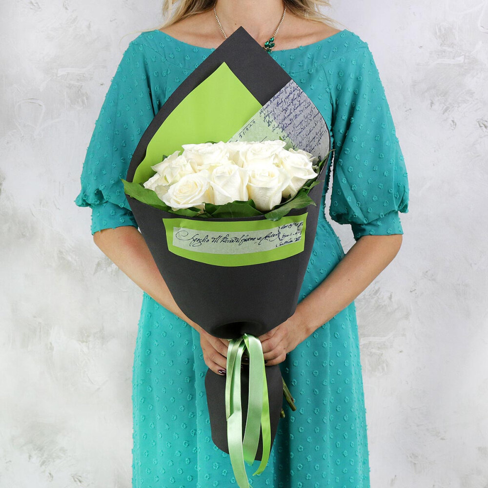 Букет из 15 роз и листьев, 50 см, в оберточной бумаге, белый