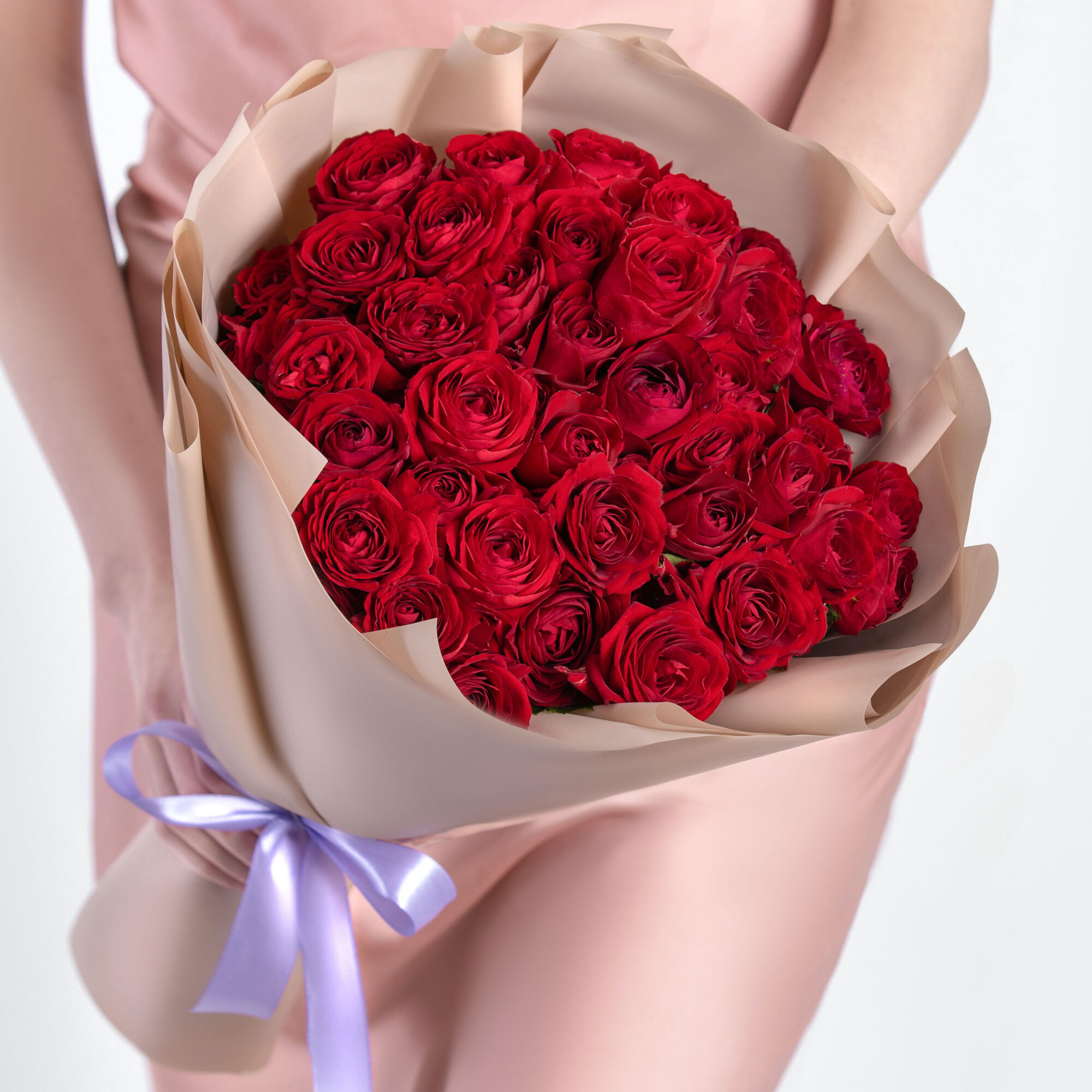 Букет Мегацвет24 "Черри Хеопс", 15 красных кустовых роз, в дизайнерской упаковке