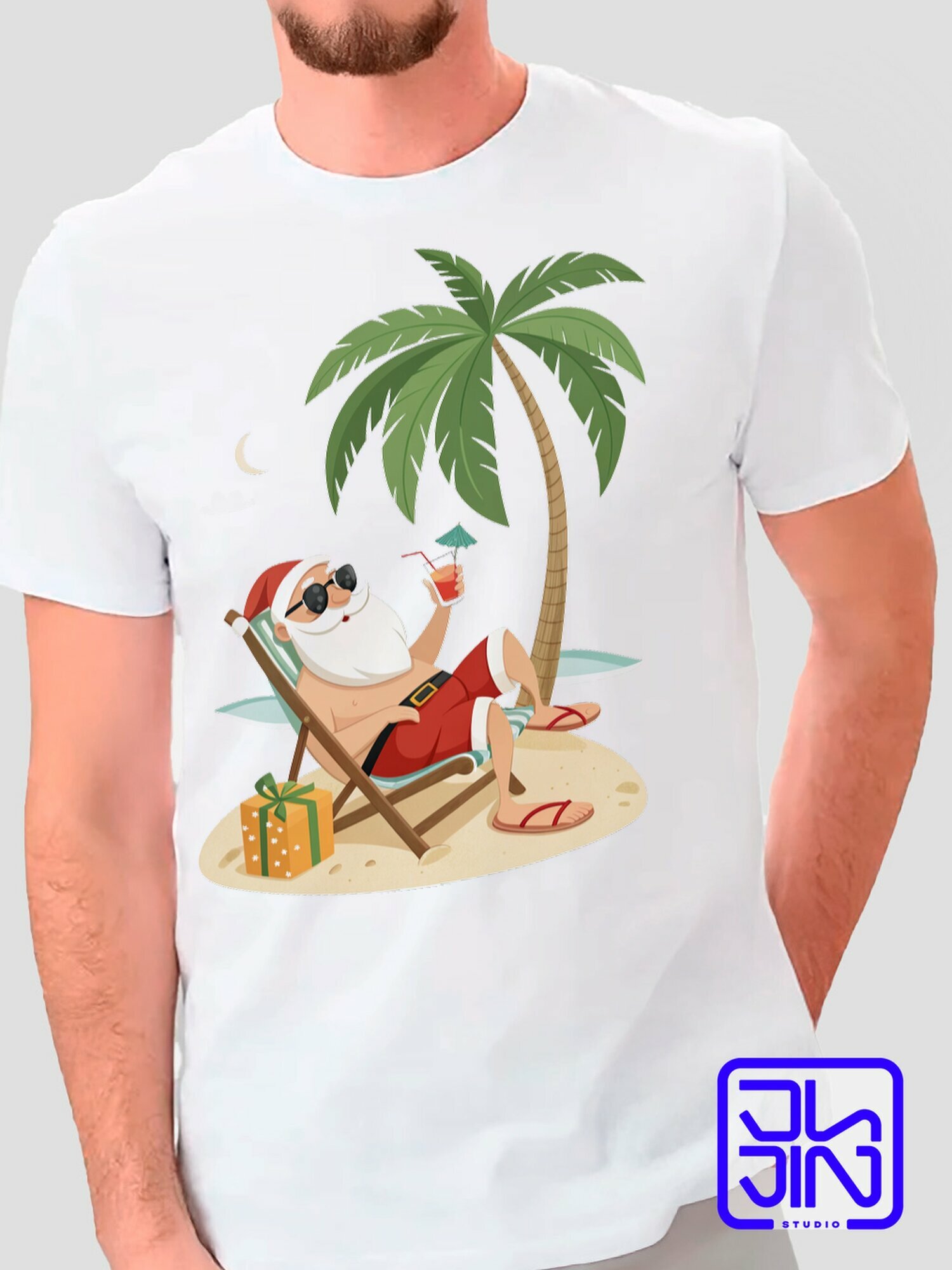 Футболка классическая мужская с авторским принтом Санта на пляжной белой сцене с зелеными пальмами и коктейлем в стиле мемов, белый хлопковый трикотаж с прикольным рисунком на груди