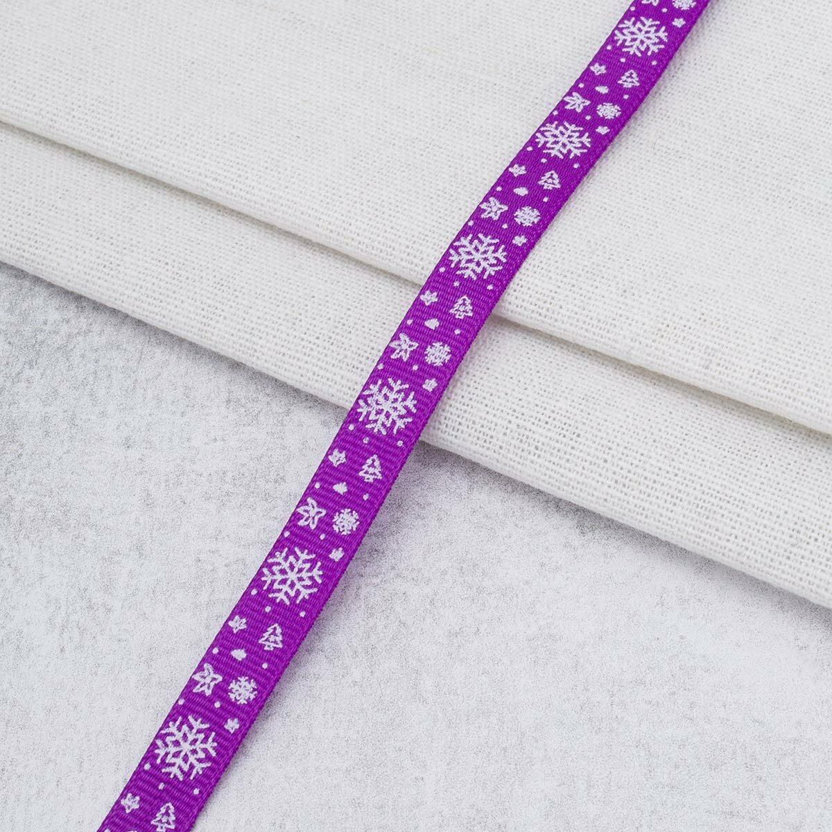 Лента декоративная для упаковки подарков, репсовая, с рисунком 'Снежинки', 1 см х 45,72 м, цвет фиолетовый