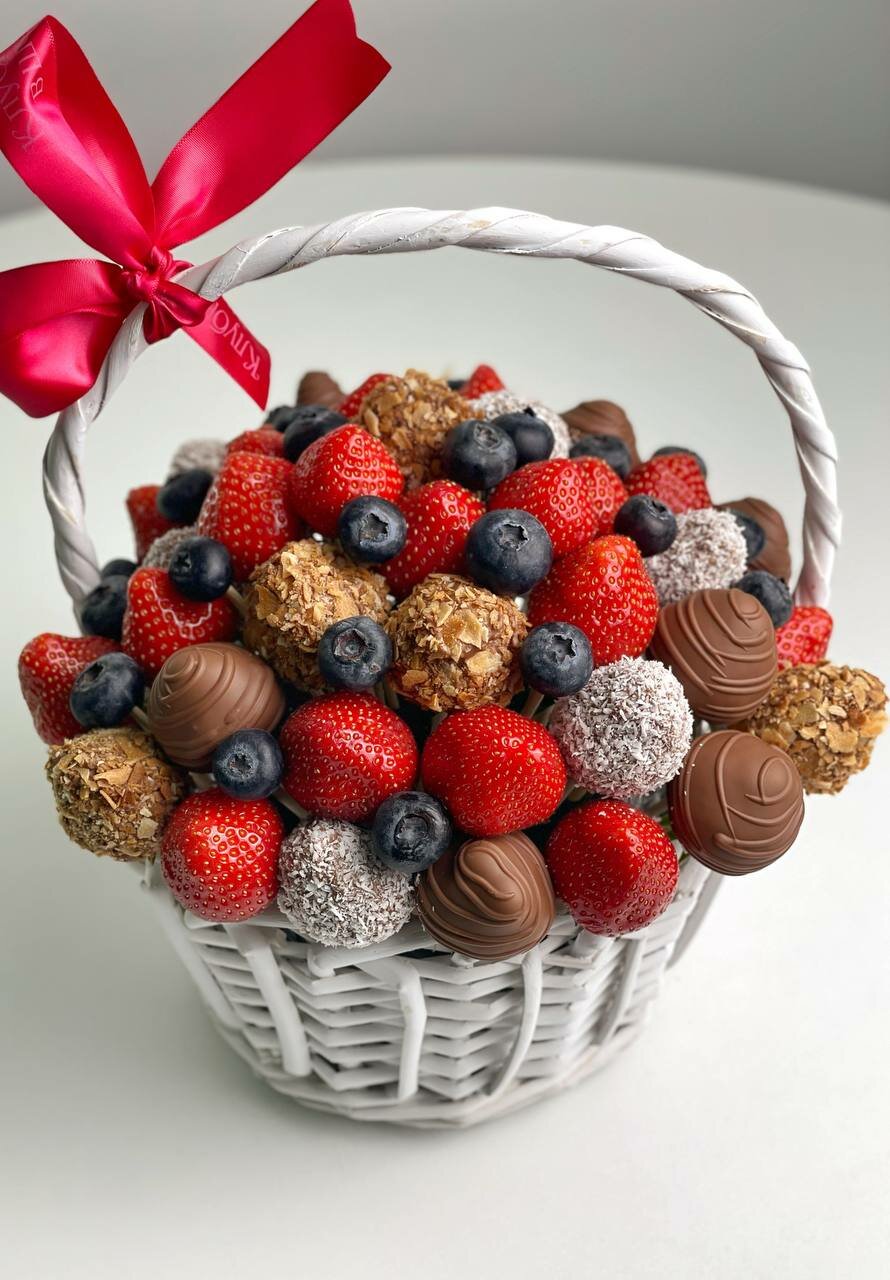 Корзина подарочная "Лукошечко с голубикой" S, клубника в молочном шоколаде