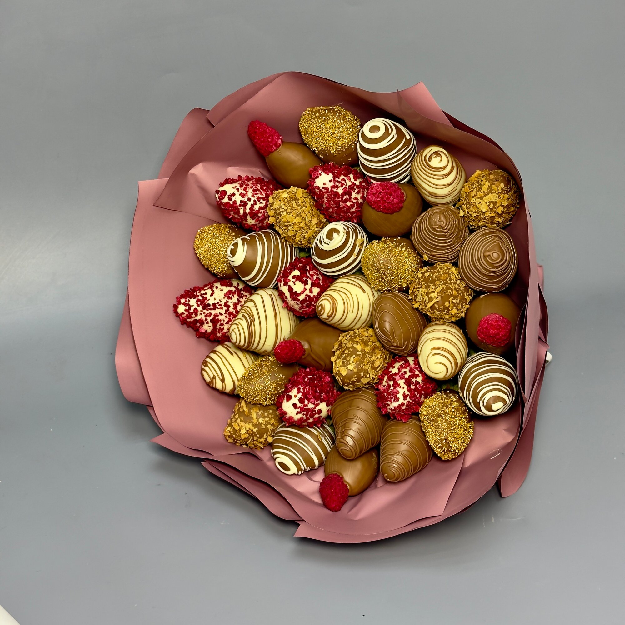 Премиум букет из клубники в бельгийском шоколаде в подарочной упаковке