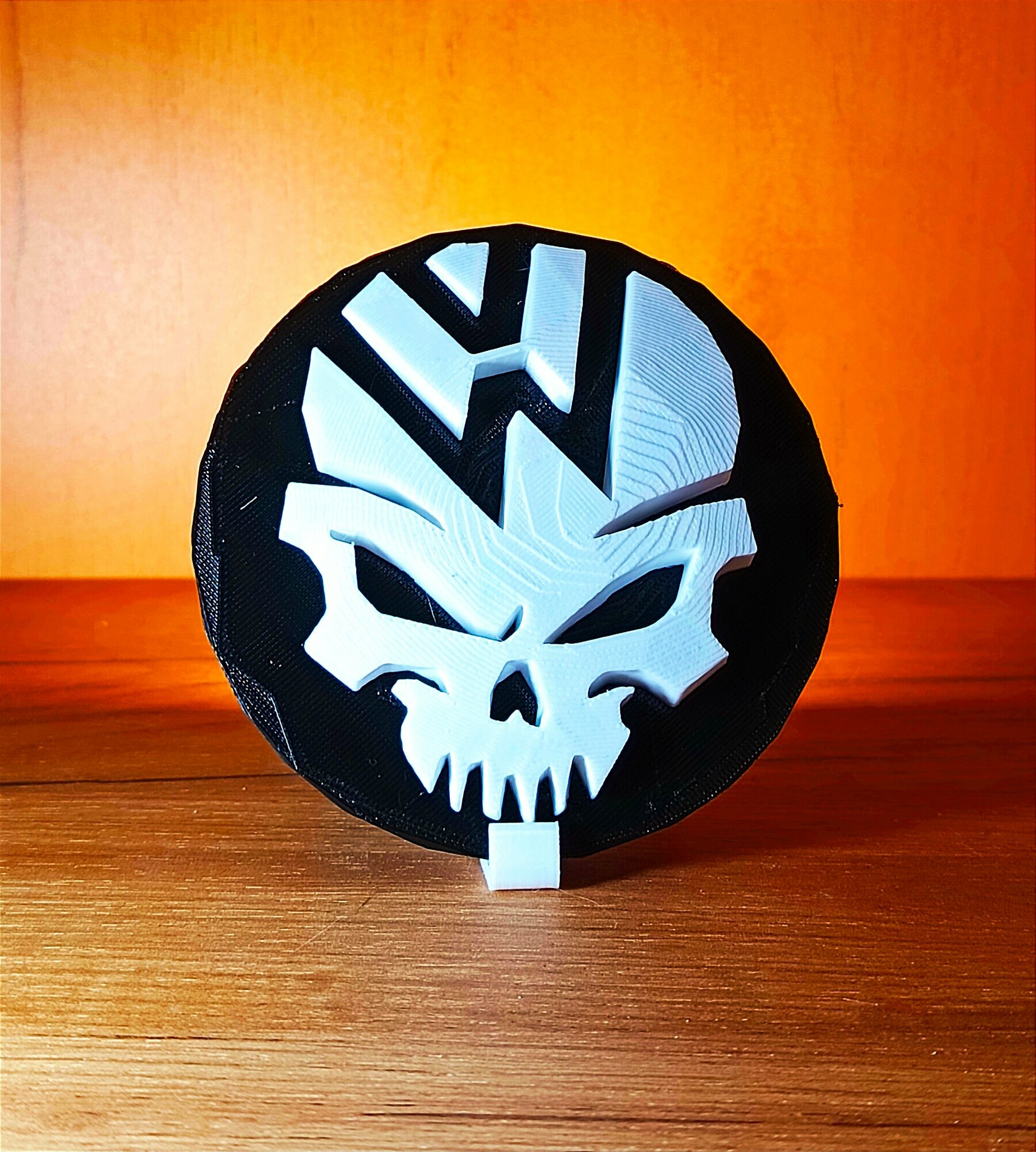 Эмблема Volkswagen с белым черепом на черном фоне 100мм