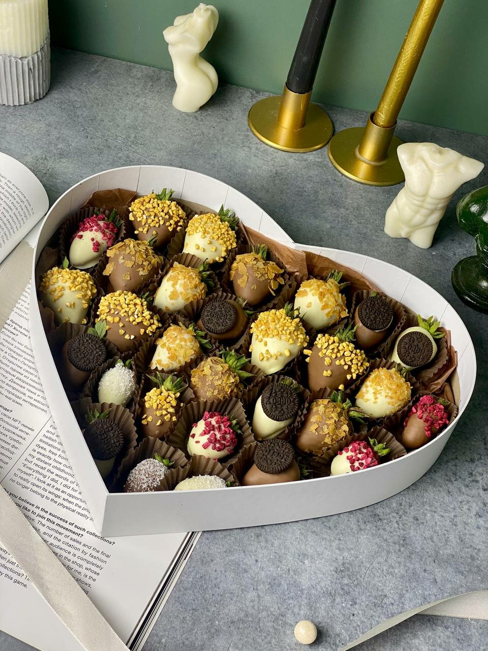 Подарочный набор Love is на годовщину Клубника в шоколаде ассорти XXL (35 см) — (30–34 ягод)