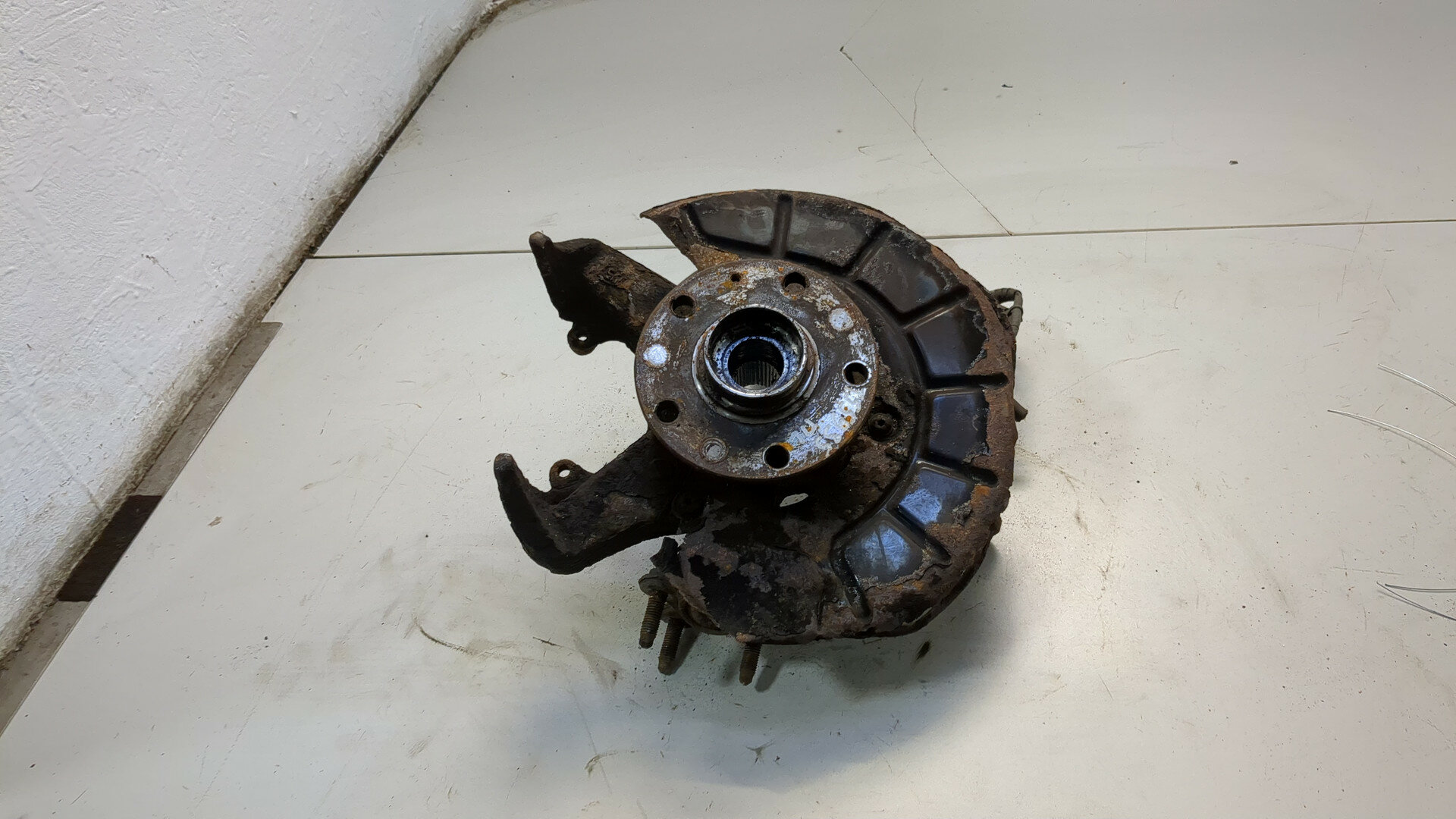 Ступица (кулак, цапфа) левая передняя Skoda Octavia (A5) Б/У