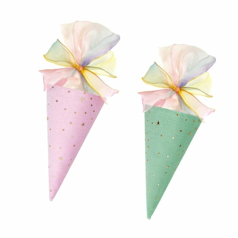 2 штуки школьных сувениров, конусообразная лента, коробка конфет -розовые и зеленые