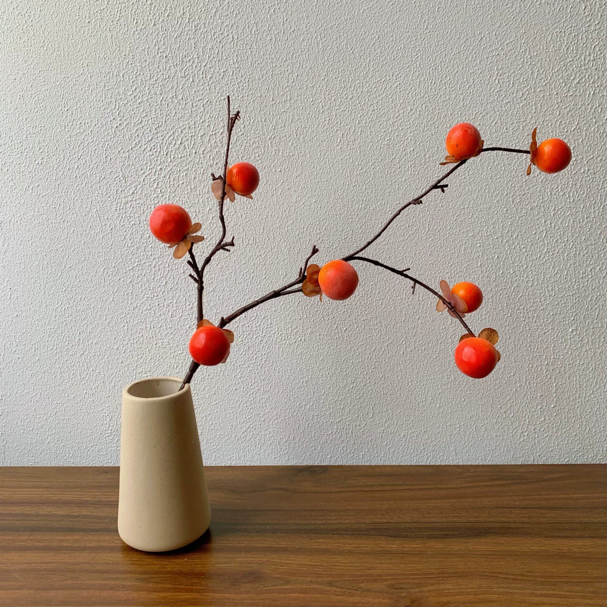 Декоративное украшение в стиле ваби-саби: искусственный цветок хурмы в керамической вазе для гостиной, тумбы под