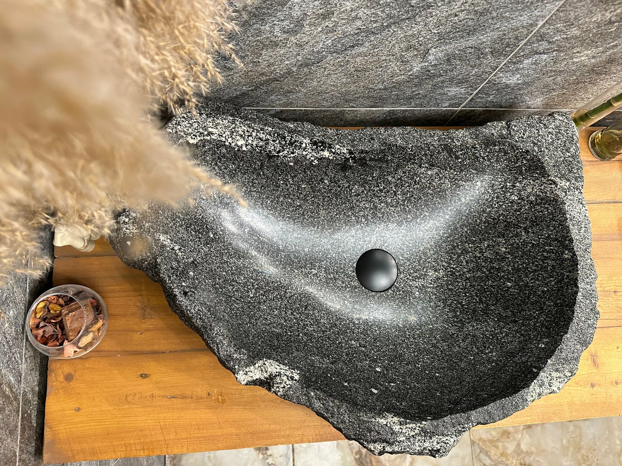 Раковина из натурального камня Black Swan, Melfi (68х45)