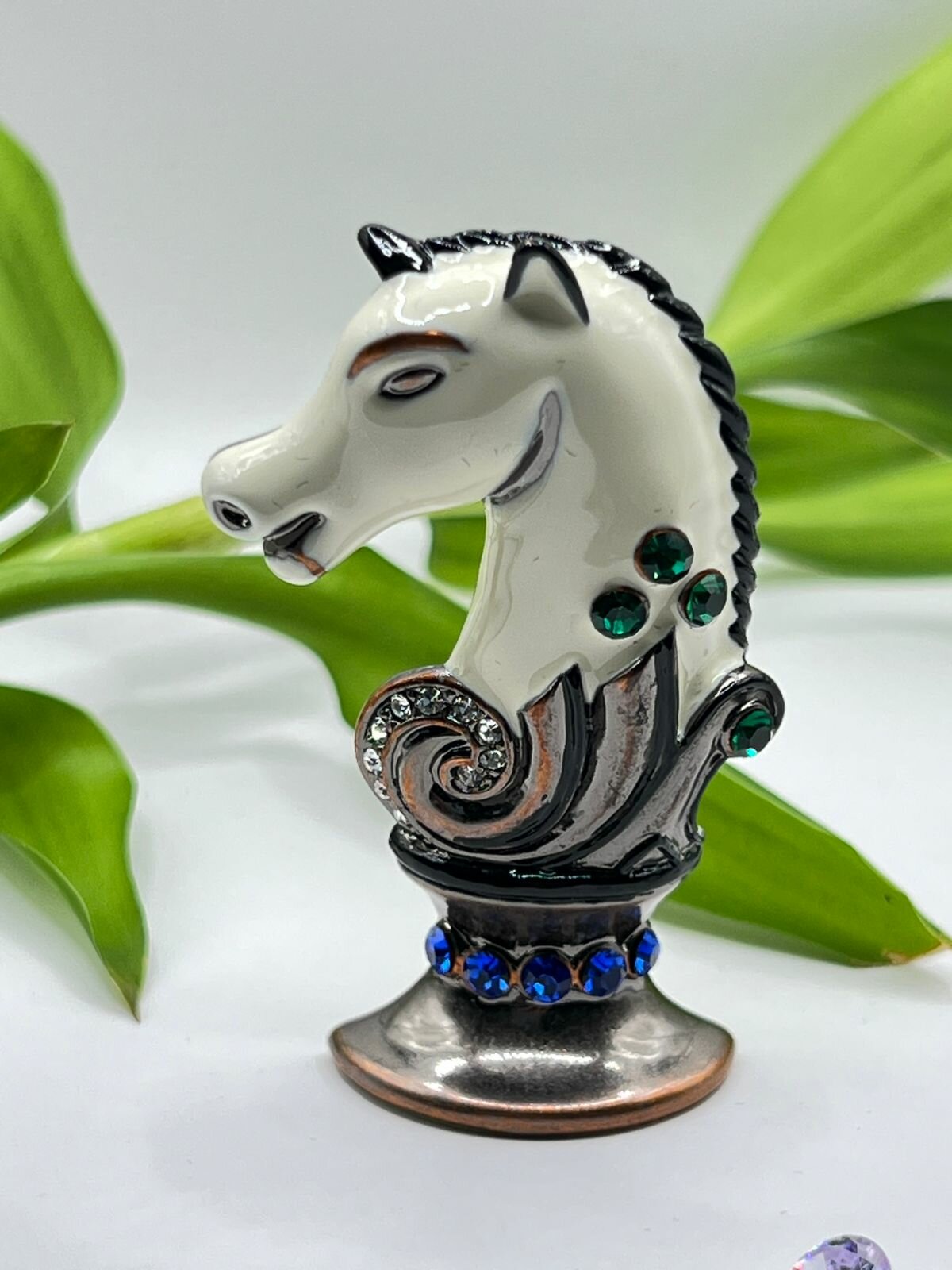 Брошь, стразы