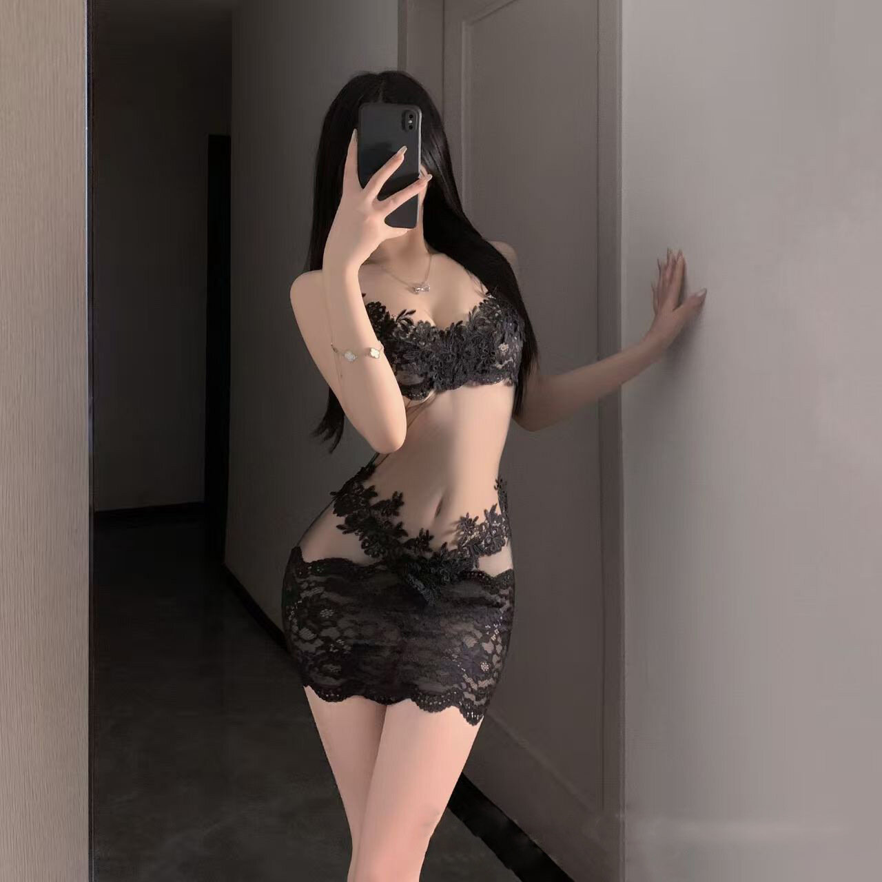 Сексуальная прозрачная ночная рубашка-майка с кружевными деталями и соблазнительной вышивкой. Черная вышитая тюлевая юбка + стринги.