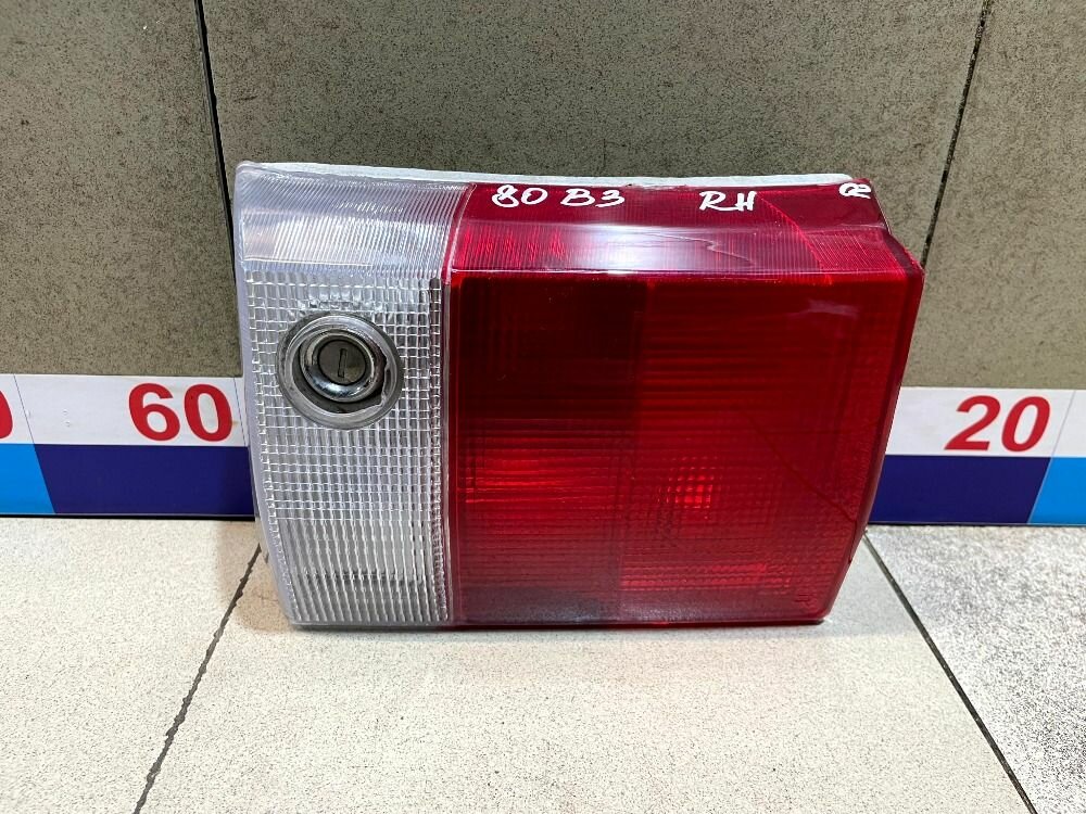 Фонарь задний внутренний правый Audi 80 B3 893945226B