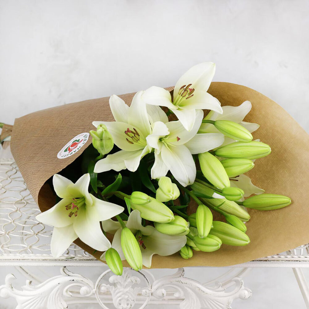 Букет белых лилий, монобукет, 5 шт, крафт-бумага, высота 60 см