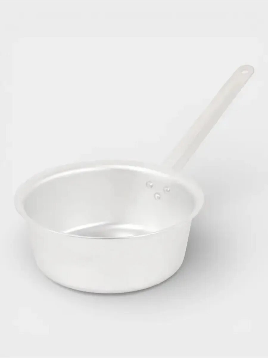 Маленький алюминиевый ковш с металлической ручкой