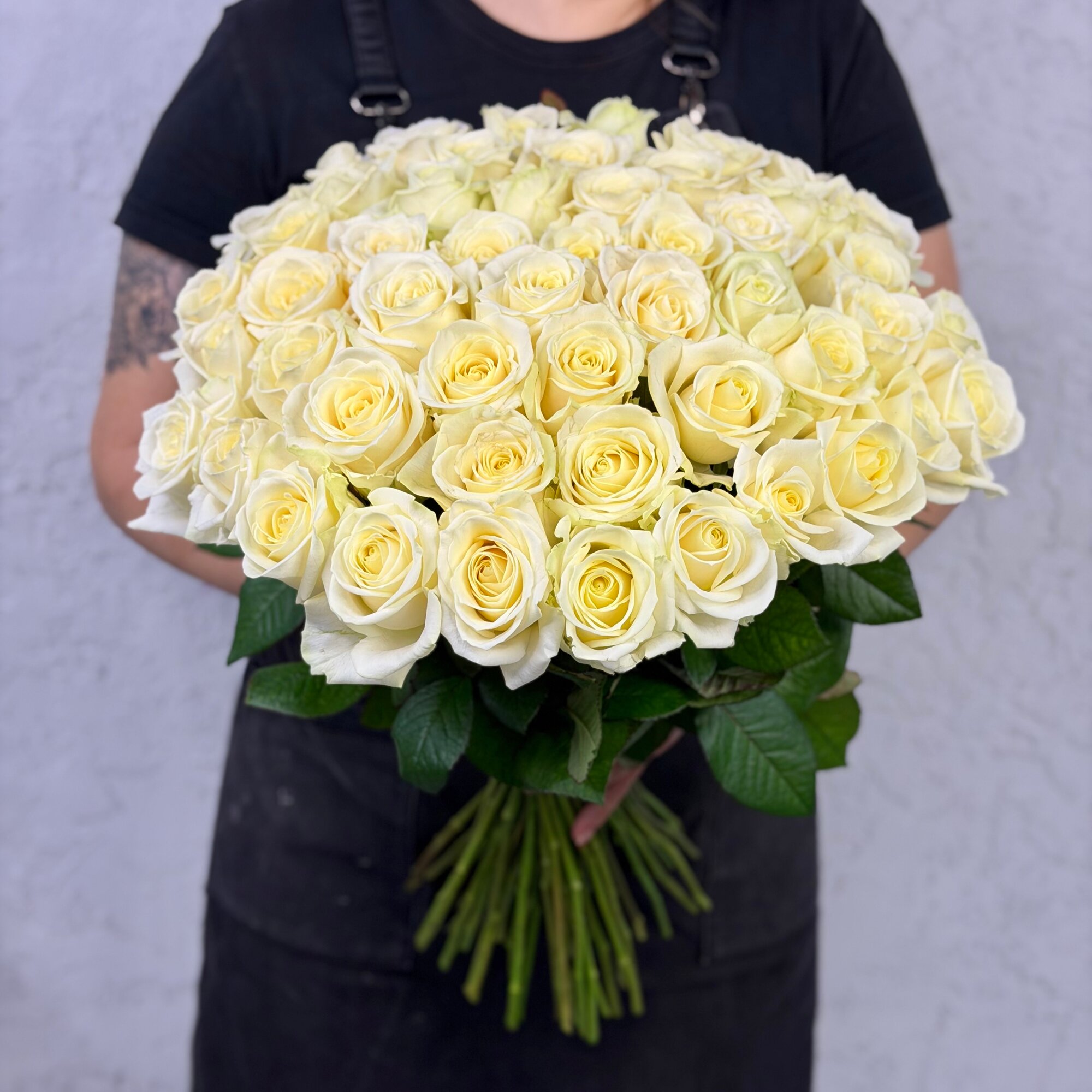 Монобукет Rybe Flowers "Белые розы" , 51 белая роза, под ленту, 40 см