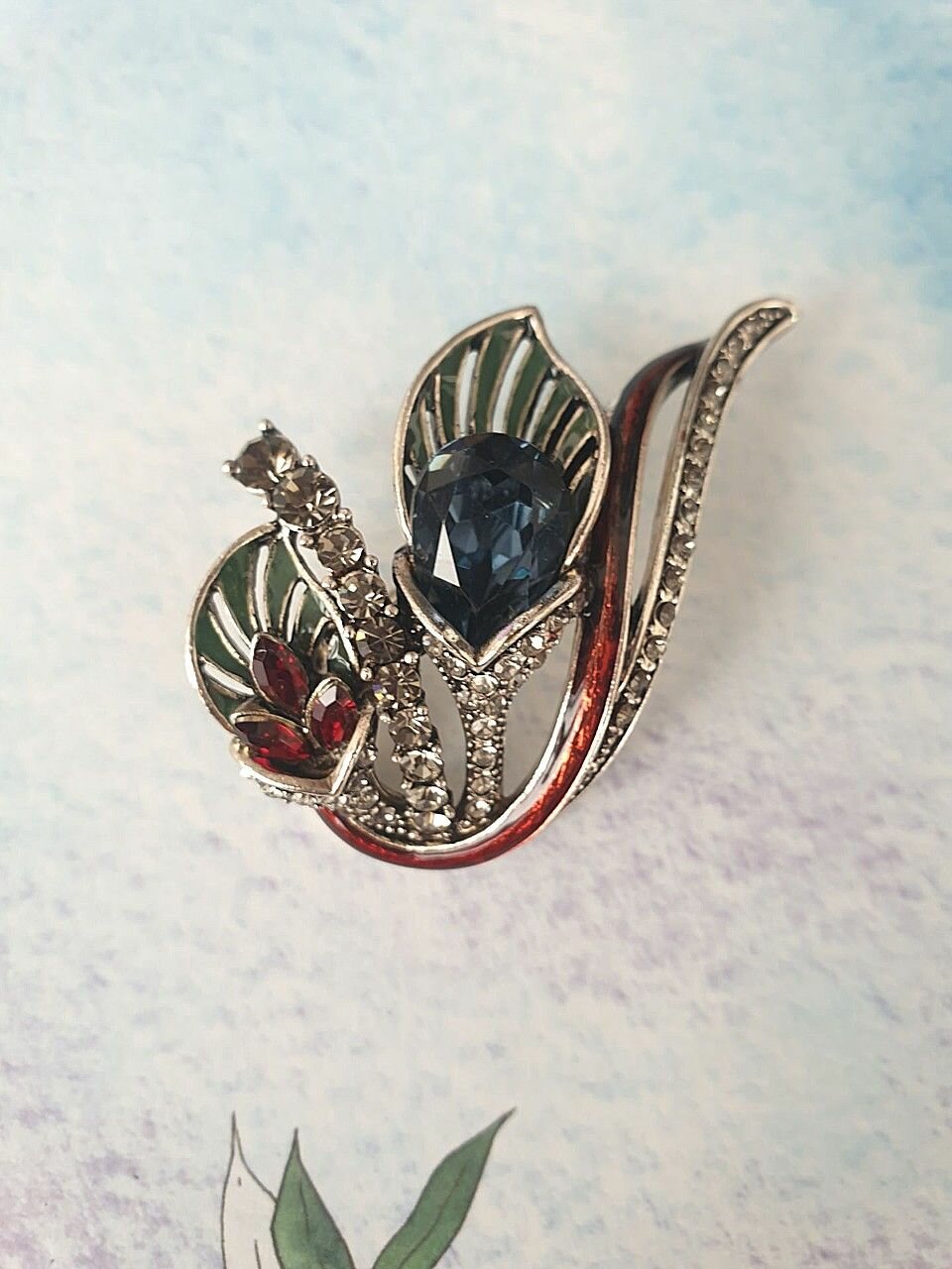 Брошь, стразы