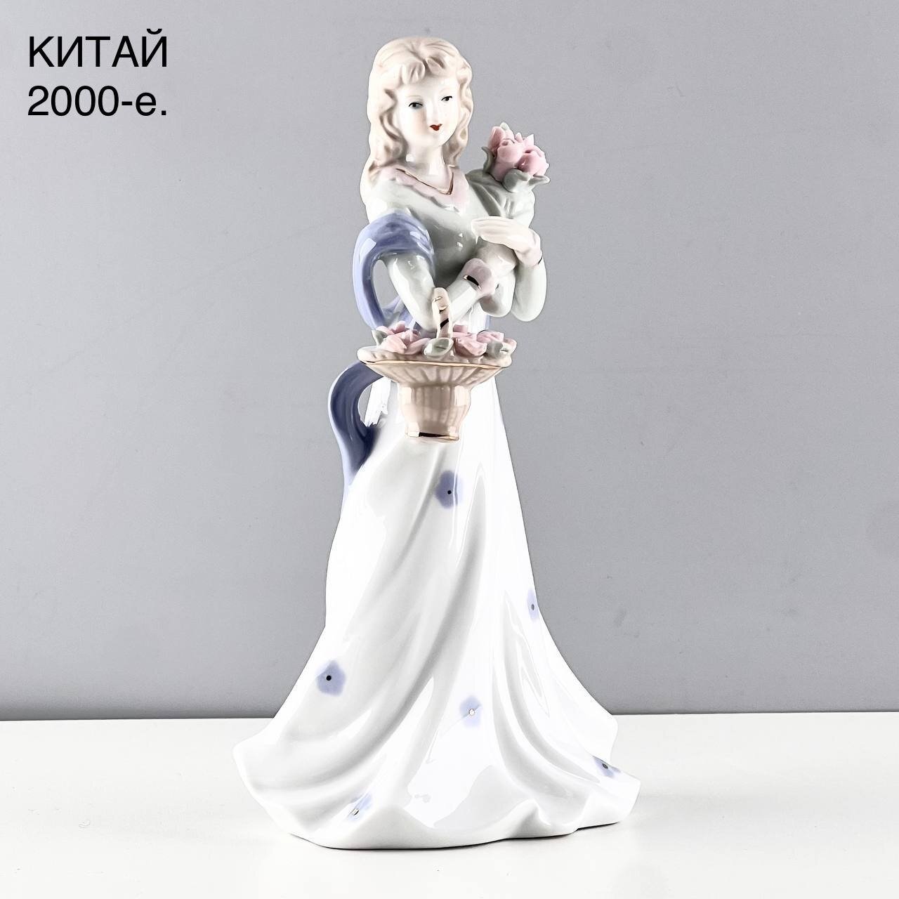 Винтажная статуэтка "Девушка с цветами". Фарфор. Китай, 2000-е.