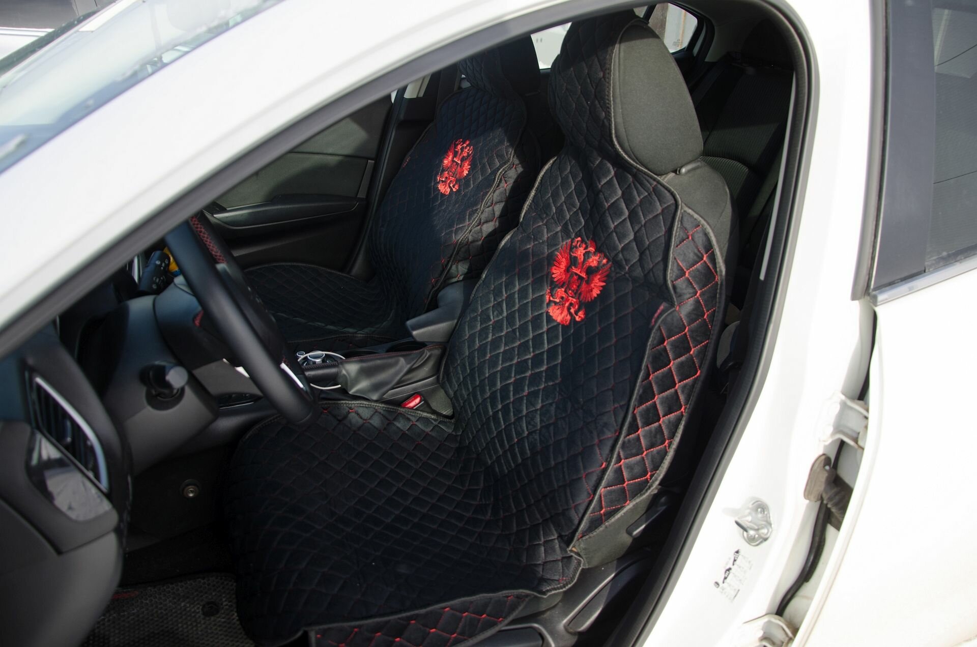 Накидки на сиденья автомобиля с Гербом черные с красным
