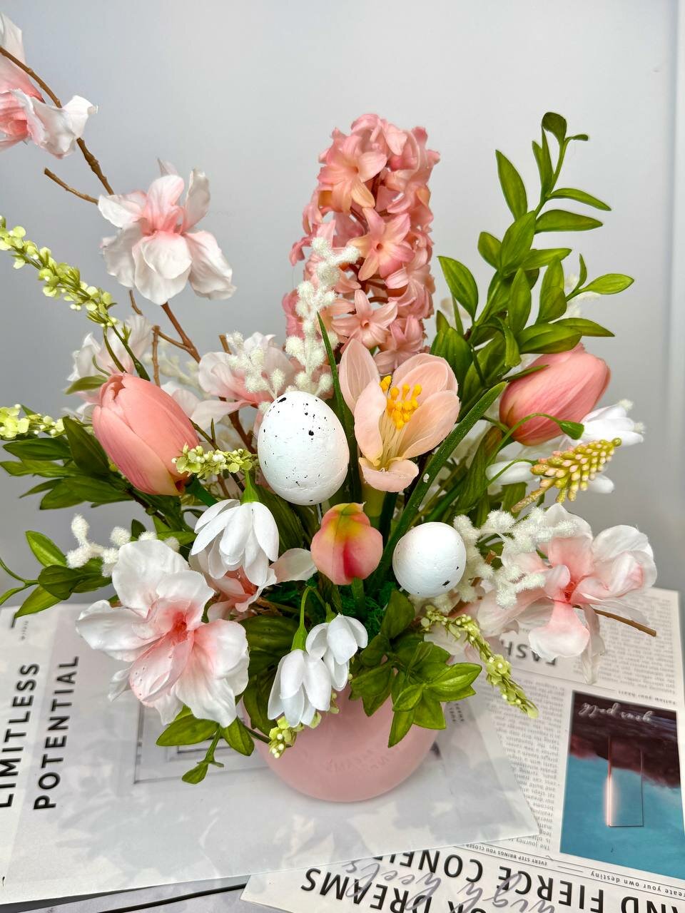 Букет весенний пасхальная композиция из искусственных цветов в керамическом кашпо №10