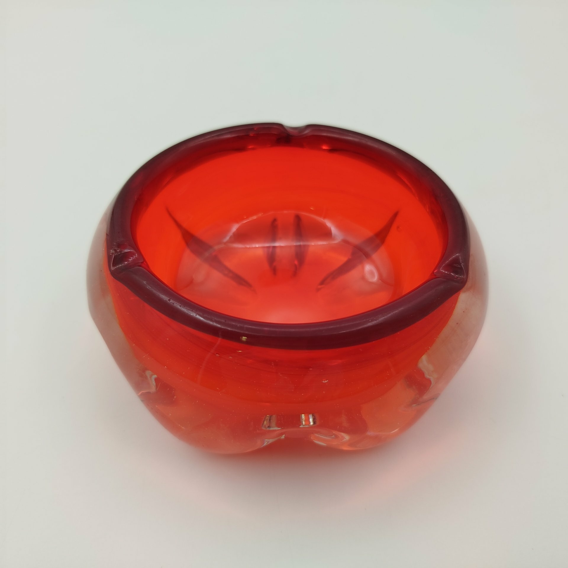 Пепельница красного оттенка, стекло, гутная техника, СССР, 1960-1980 гг.