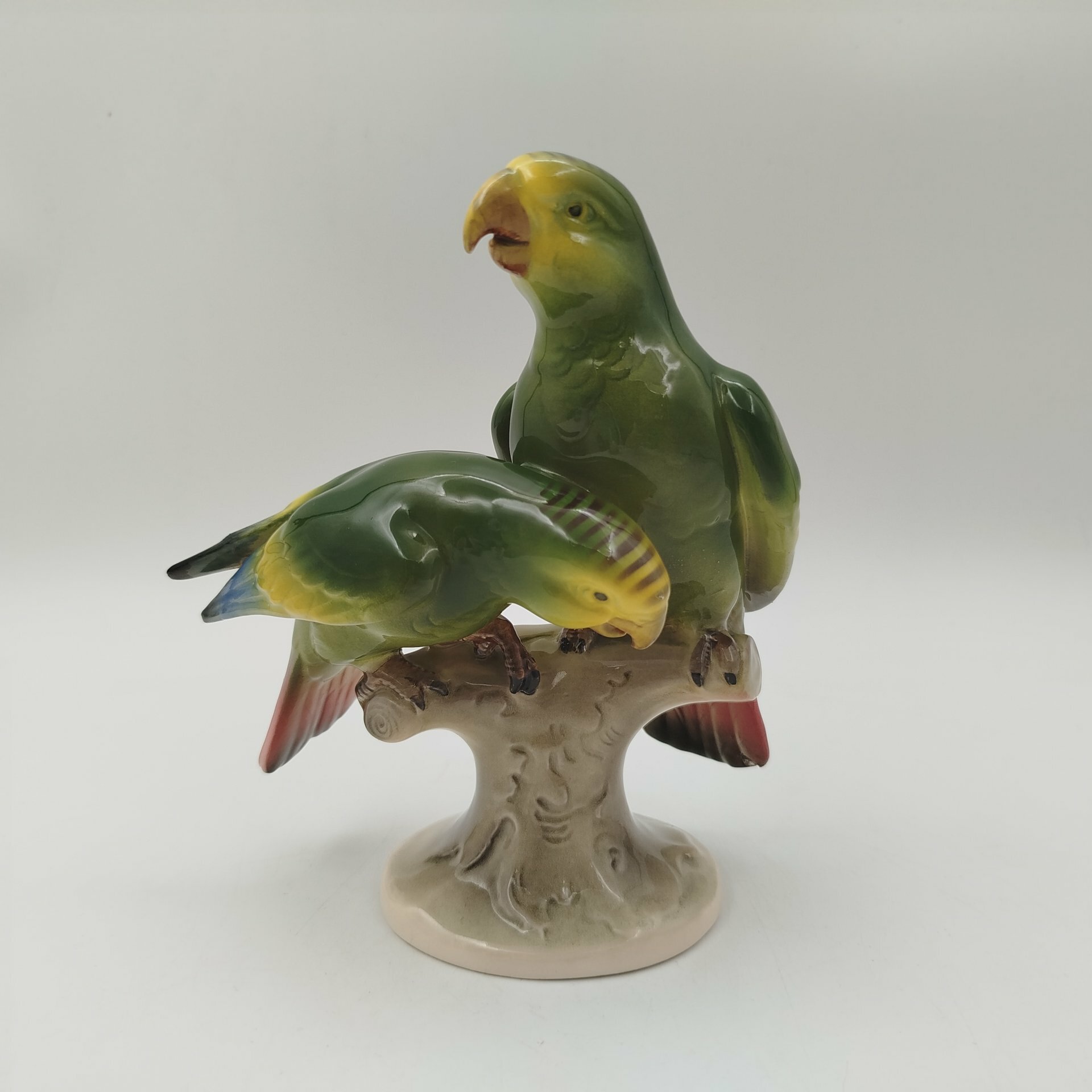 Статуэтка "Пара попугаев на ветке", фаянс, аэрография, Hertwig & Co, Германия, 1941-1958 гг.