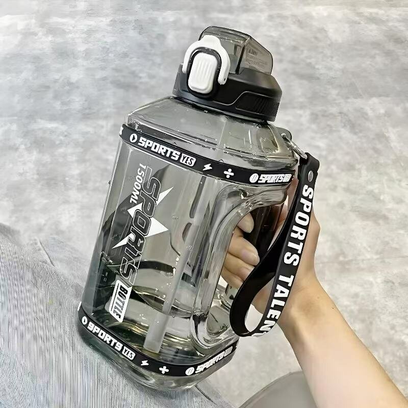 Спортивная бутылка объемом 1,5 литра с ручкой и ремнем черная(производитель высокого качества)