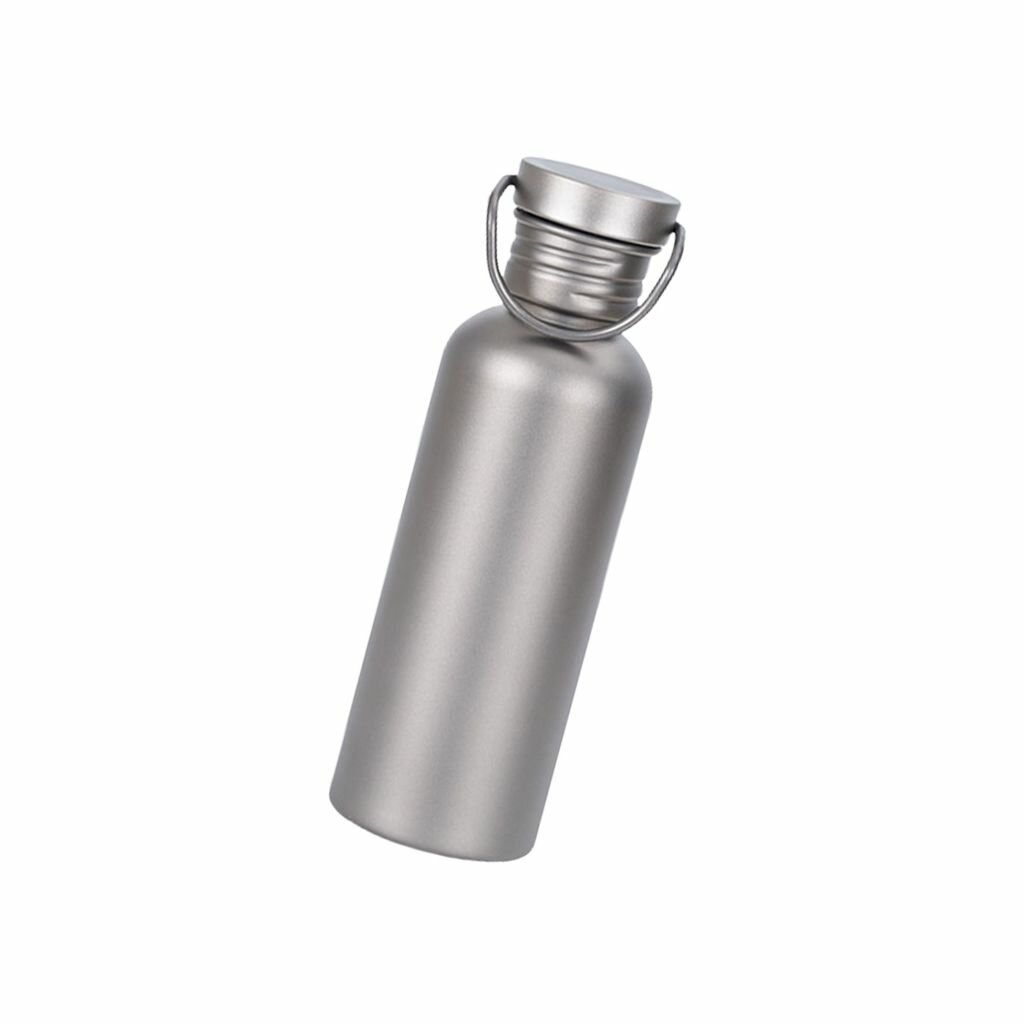 Титановая бутылка для воды на открытом воздухе