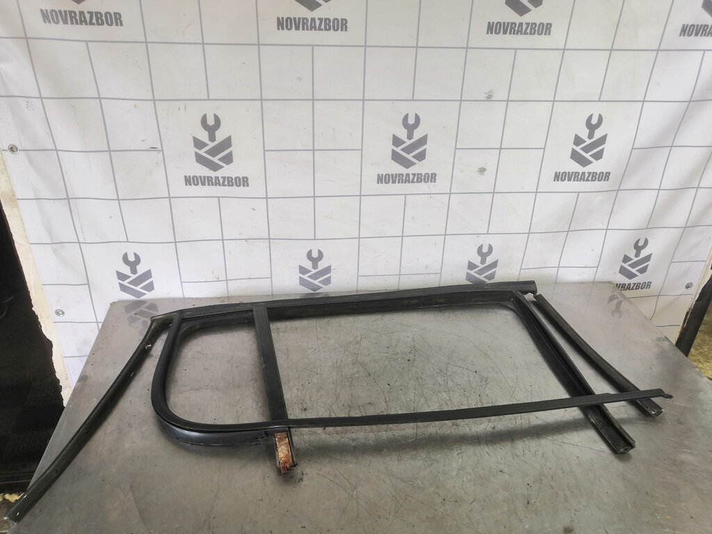 Уплотнитель стекла двери Skoda Fabia 2007-2015