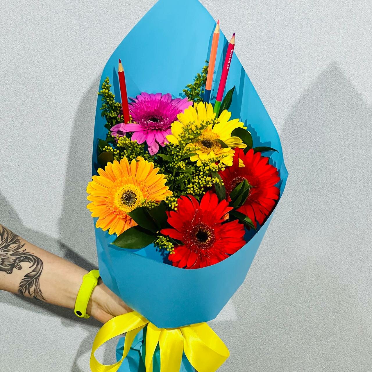 Букет на линейку 1 сентября для учителя из гербер с карандашами