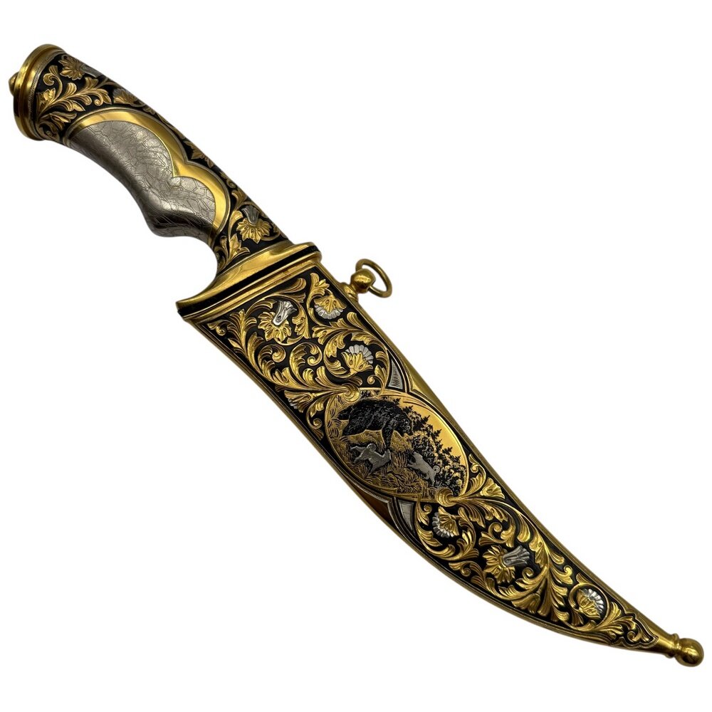 Кинжал охотничий сувенирный "Медведь, загнанный собаками" в ножнах 2000-2010 гг. Частная работа