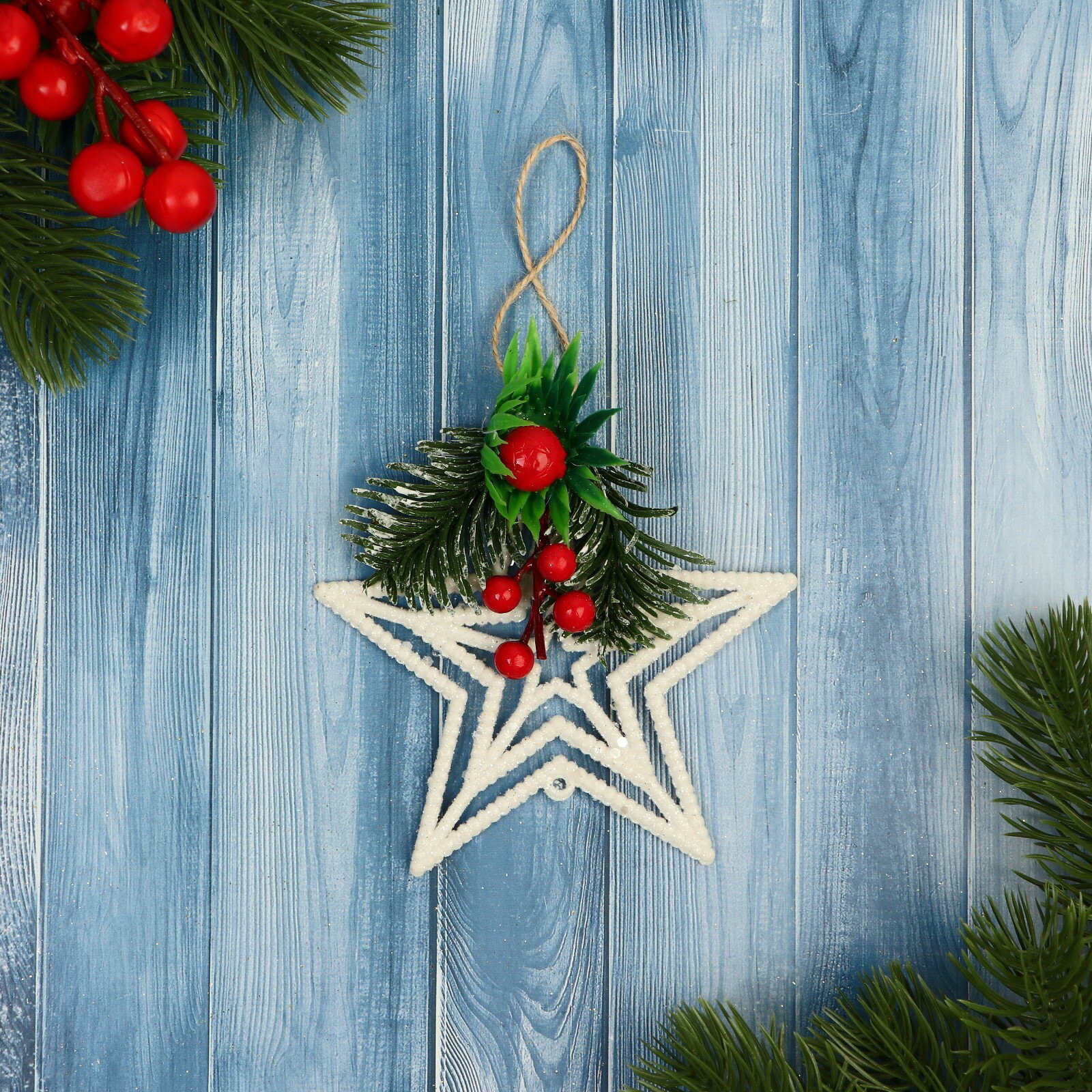 Ёлочная игрушка "Зимнее волшебство. Звезда, ягодки на ветке" пластик, 10x10 см, белый