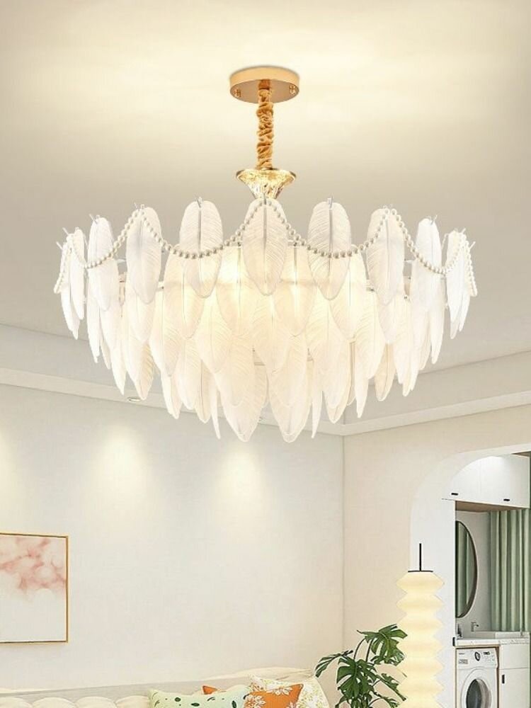 Люстра из перьев
