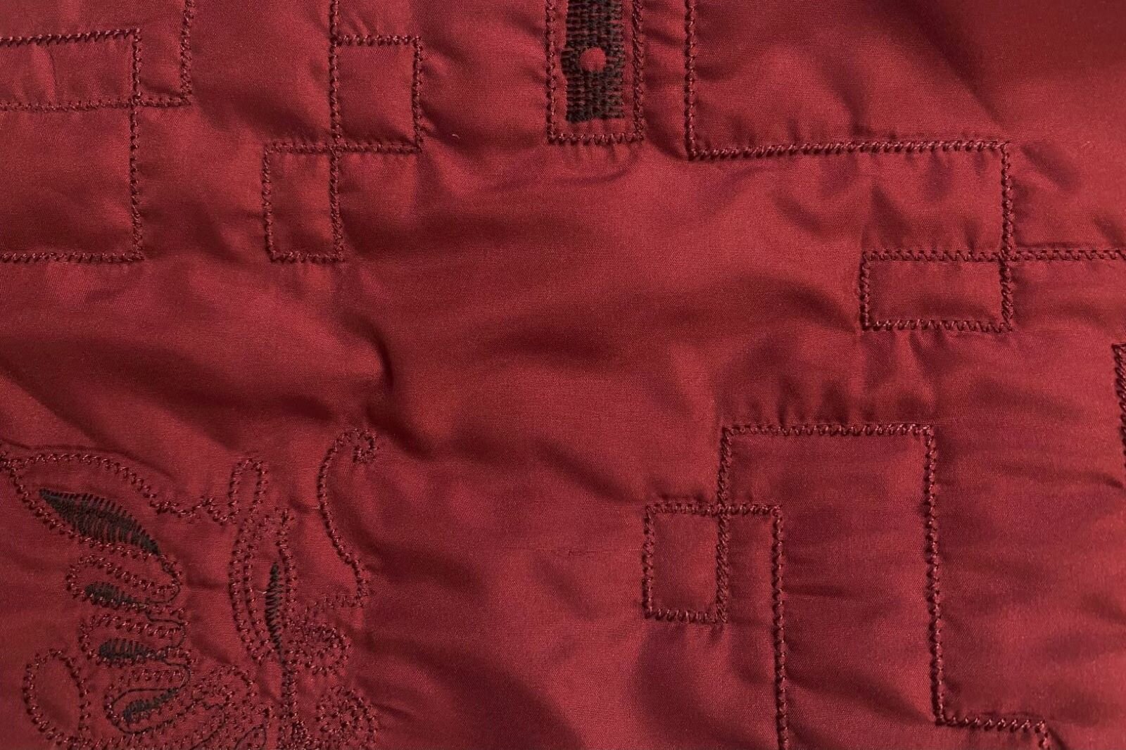 Ткань плащево-курточная бордовая, утепленная с вышивкой, ш140см, 0,5 м
