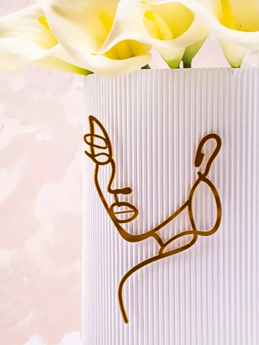 Топпер для украшения торта девушка с сережкой