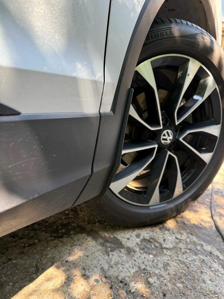 CUSTOM Передние Брызговики для Volkswagen Tiguan II (2016-2022 г. в)стоковый (НЕ r-line sporline)/ Фольксваген Тигуан 2/ De-Ar Style