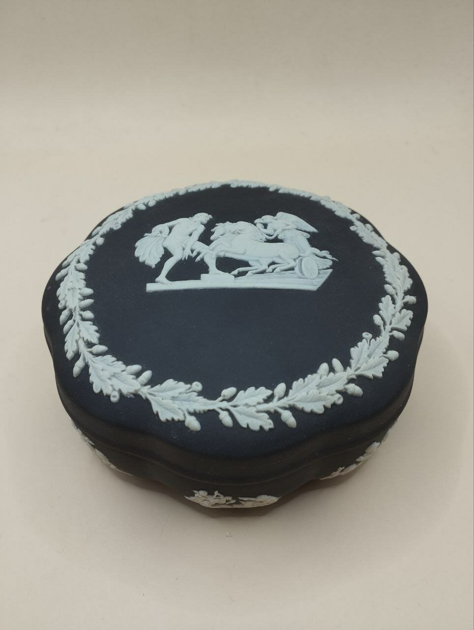 Винтажная английская шкатулка Веджвуд Wedgwood из черного бисквитного фарфора